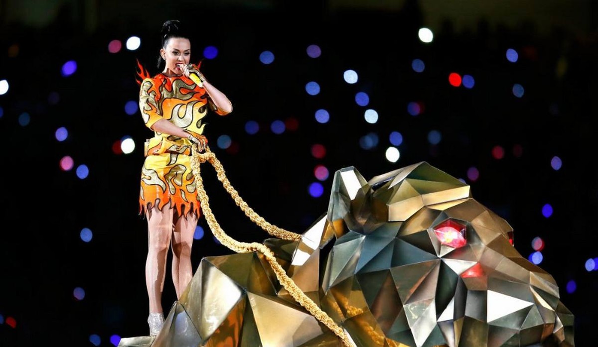 2022超级碗中场秀表演后，口碑两极分化？盘点那些年最佳中场秀|两极分化|超级碗|水果姐_新浪新闻