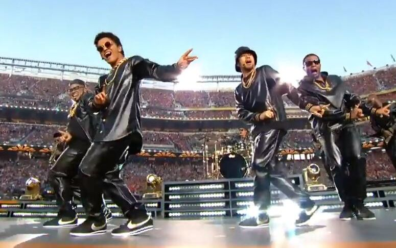 2022超级碗中场秀表演后，口碑两极分化？盘点那些年最佳中场秀|两极分化|超级碗|水果姐_新浪新闻