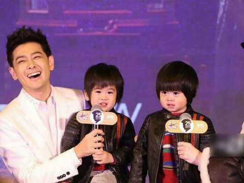 林志颖回母校庆祝出道30周年，学弟学妹们伴舞，站满楼道人气超高|林志颖|学弟|学妹_新浪新闻