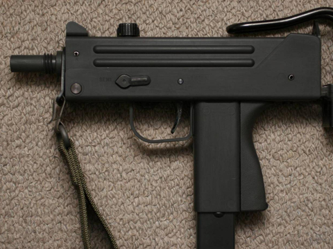 M11冲锋枪有多强？其有效射程50米，每分钟射速可达到1200发左右|英格拉姆|枪托|射击|枪型|消音器_新浪新闻