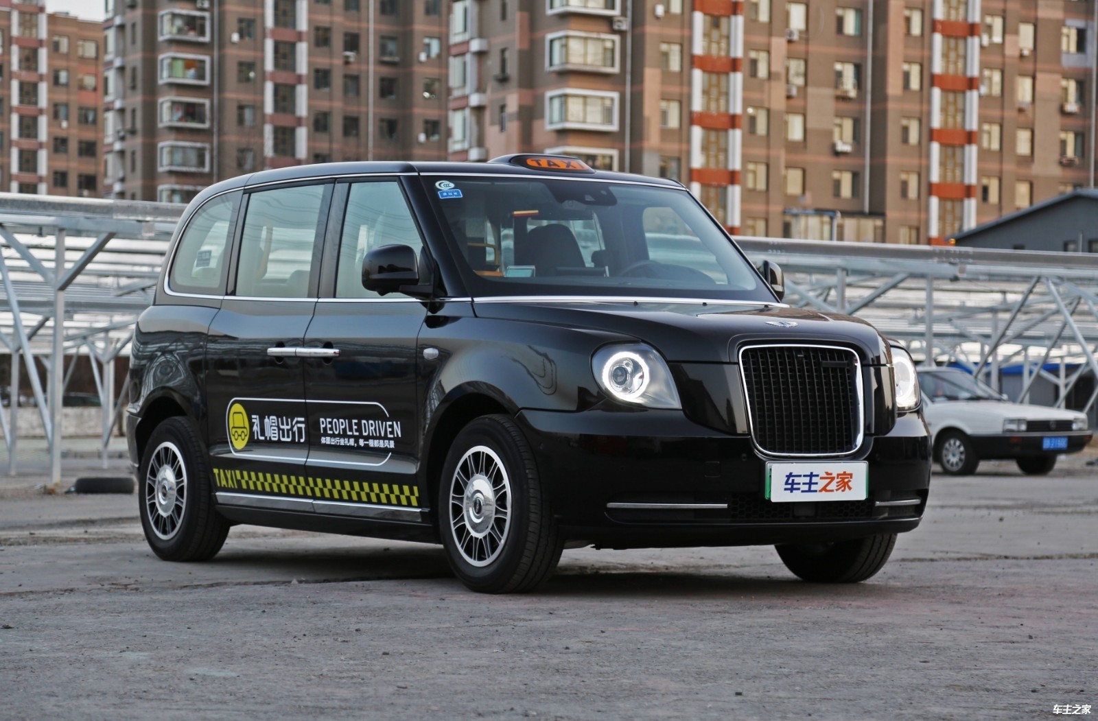 王牌特工同款车型亮相大连 实拍英伦TX5出租车-新浪汽车
