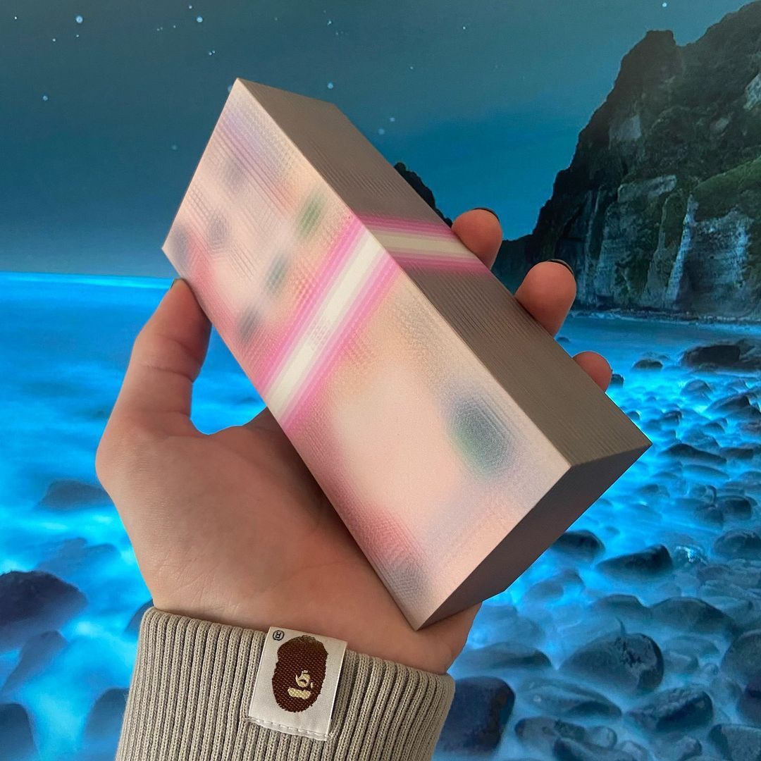 由美国艺术团体 MSCHF 打造的 Blur Dirham Money……