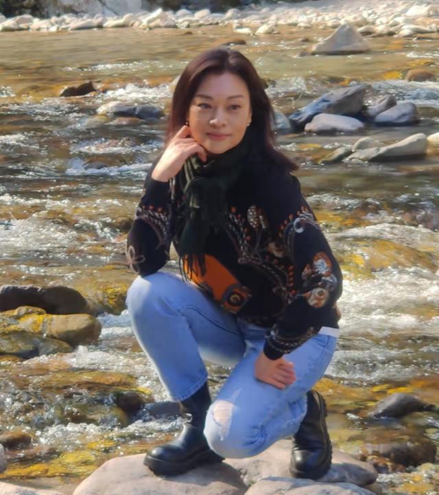 史可一家四口同框，夫妻举杯畅饮甜蜜恩爱，两混血儿子高大帅气