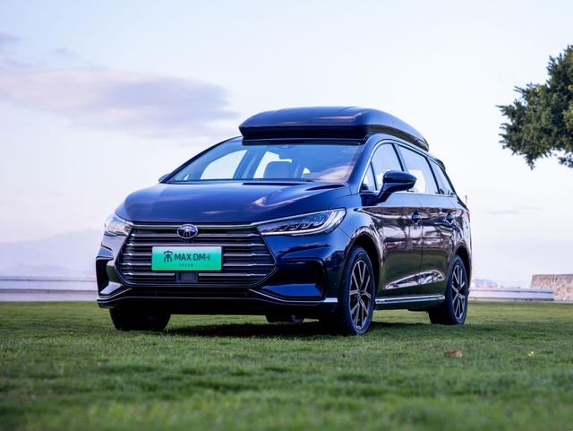 宋MAX DM-i续航超1000公里，6/7座椅布局，售价14.58万起