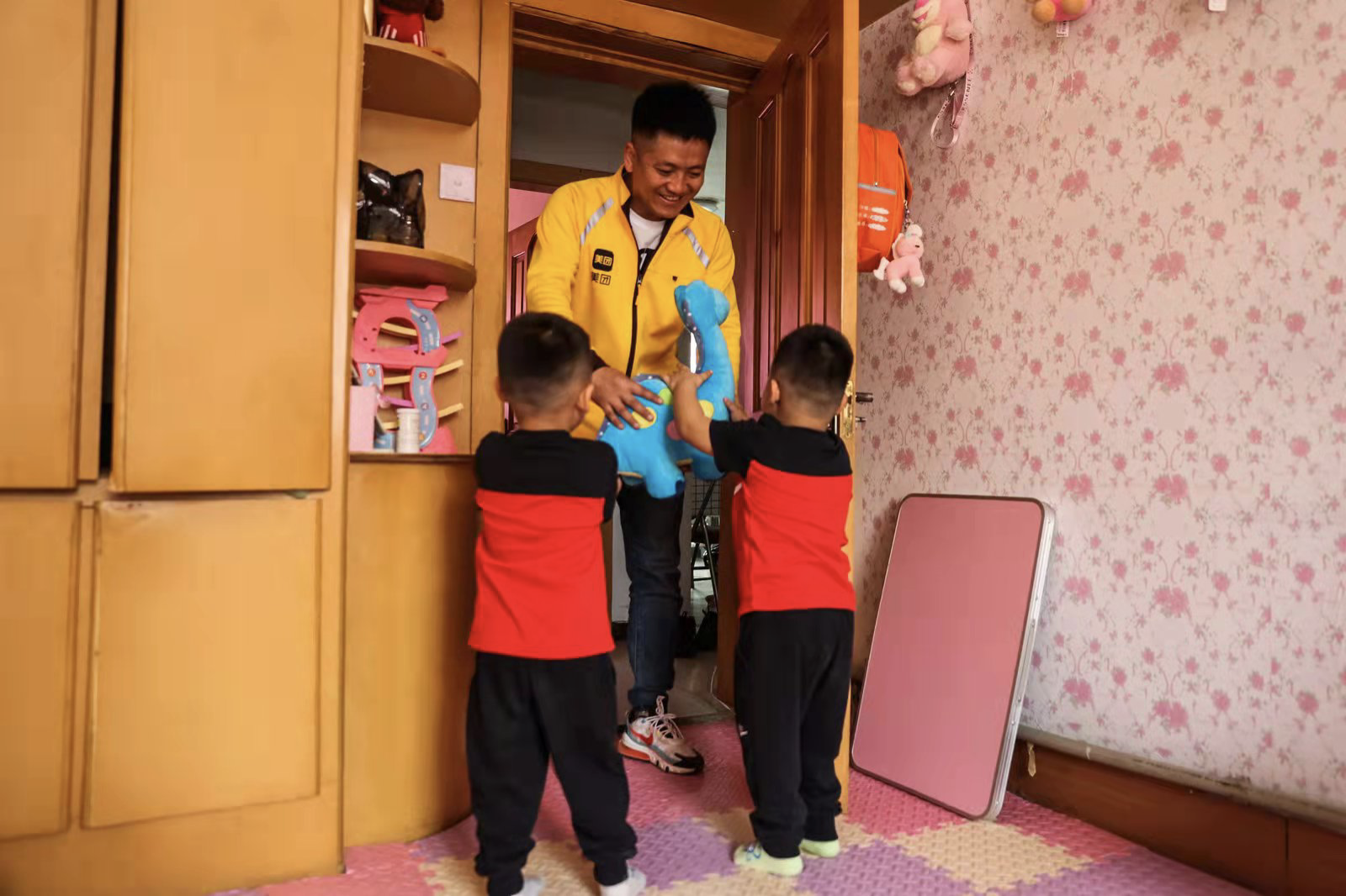 社区通行“白名单”制度来了，深圳骑手：“能回家更开心”_手机新浪网