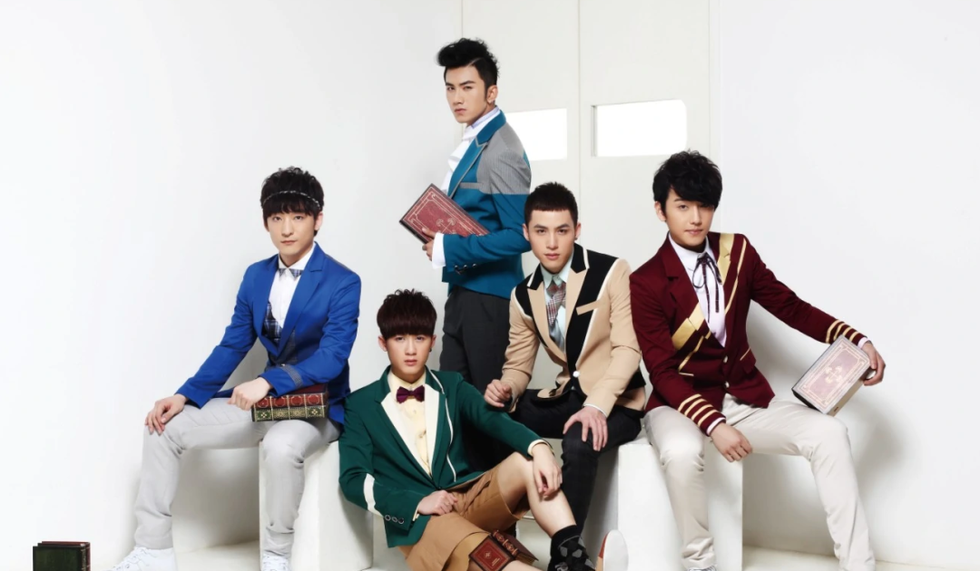 嫁给自己的漫画主人公！《MIC男团》编创与池约翰结婚，好浪漫|MIC男团|漫画|男团_新浪新闻