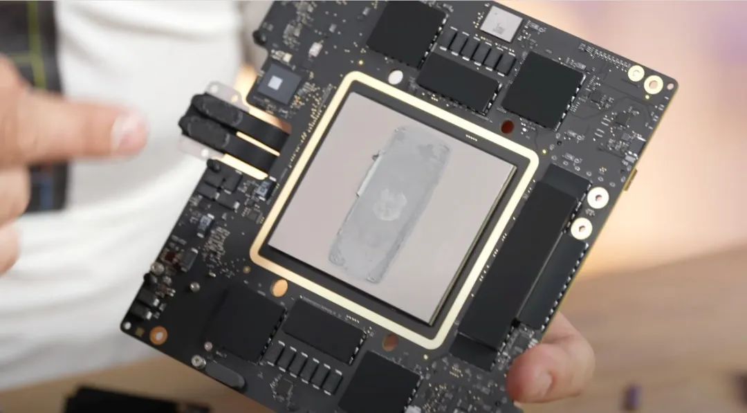 【SoC】苹果M1 Ultra芯片体积有多大？拆解图来了 比锐龙大3倍？|SoC|苹果_新浪新闻