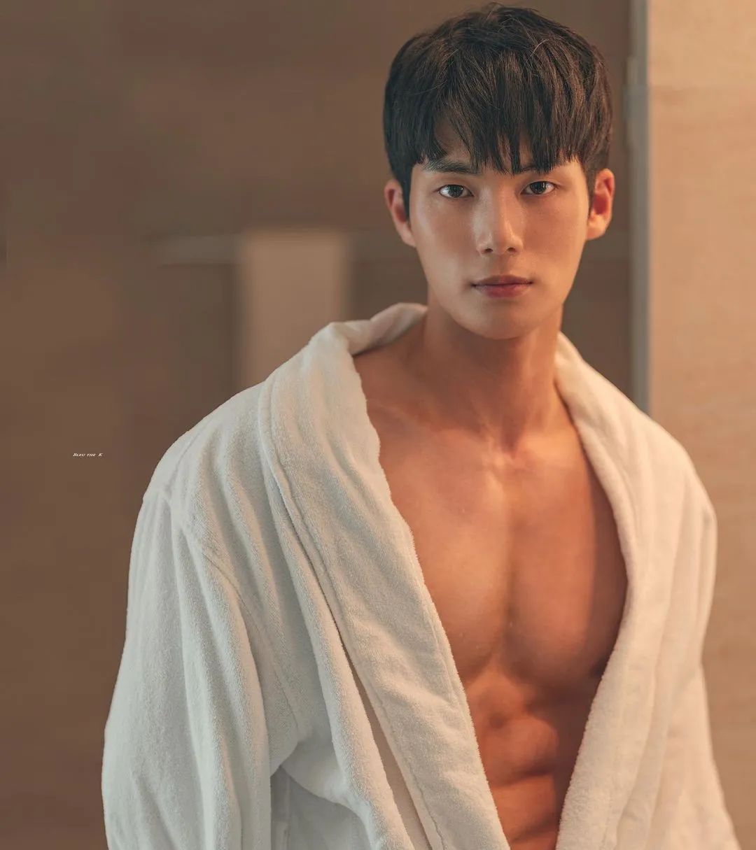 大长腿腹肌小狼狗男模，人鱼腰腱子肉让人羡慕惹！|腹肌|小哥哥|腱子肉_新浪新闻