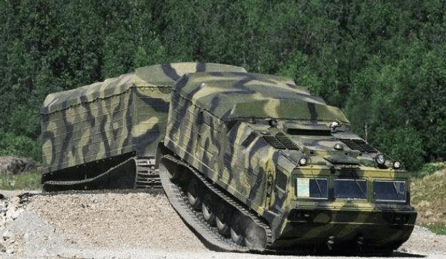 世界一流装备，俄陆地蛟龙，DT-30全地形车没有过不去的沼泽！