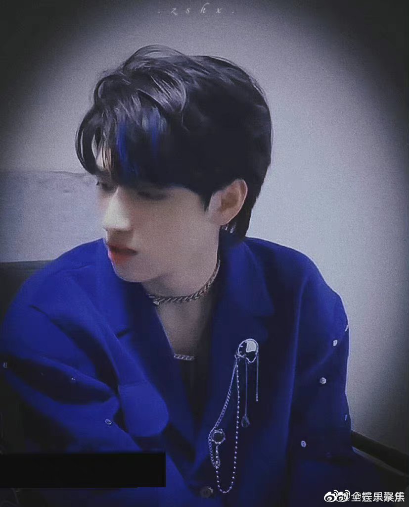 严浩翔克莱因蓝真空深V西装也太绝了吧……