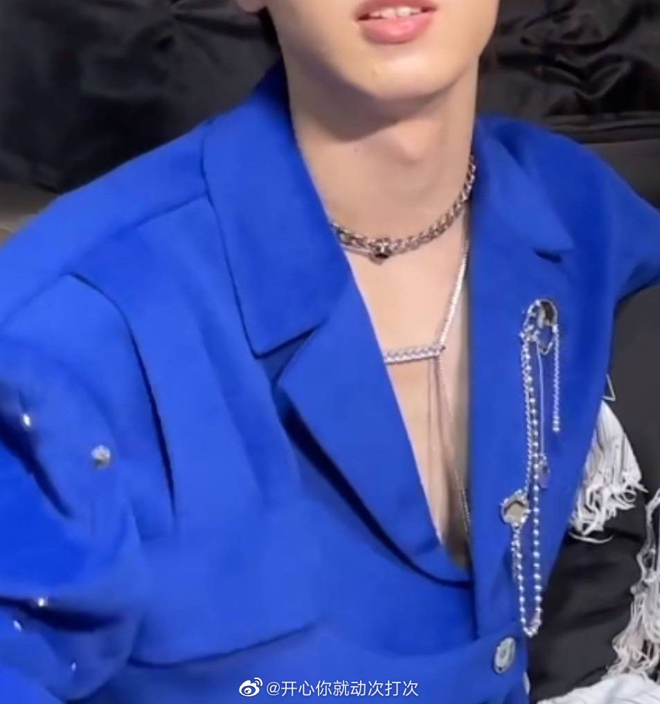 严浩翔这蓝色西装造型值得我反复观看！|严浩翔_新浪新闻