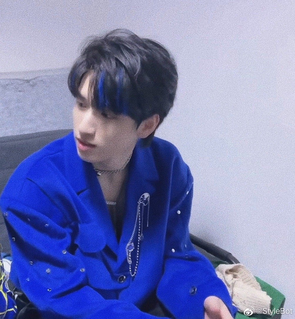 严浩翔克莱因蓝真空西装太好看了……|严浩翔_新浪新闻