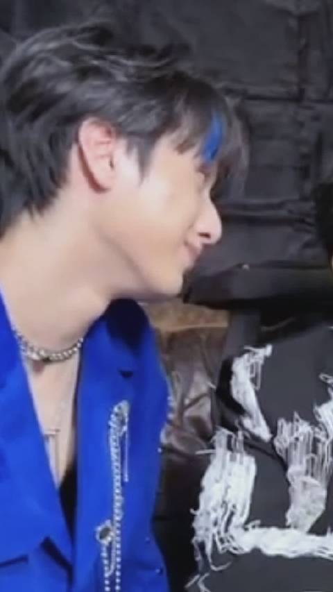 今日趣味任务挑战vj严浩翔 真空V领蓝色挑染造型真的很鲨……|严浩翔_新浪新闻