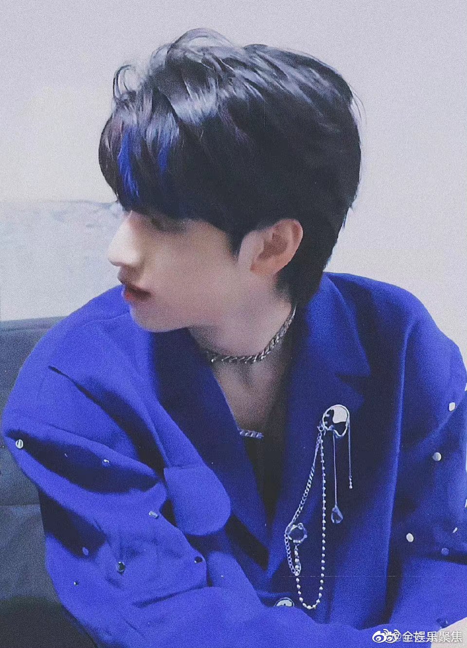 严浩翔克莱因蓝真空深V西装也太绝了吧……|严浩翔_新浪新闻