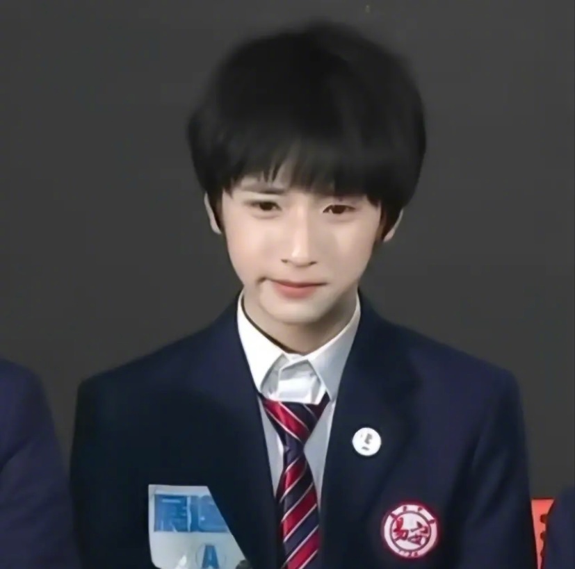 严浩翔小时候真的好可爱啊 皱皱巴巴的小熊好想rua|严浩翔_新浪新闻