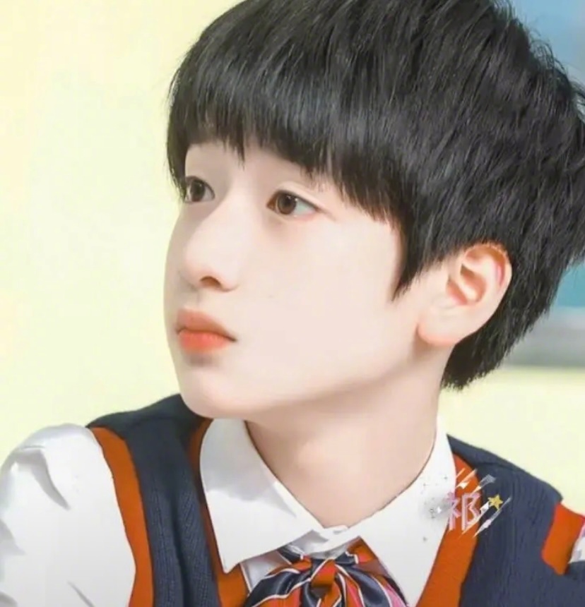 严浩翔小时候真的好可爱啊 皱皱巴巴的小熊好想rua|严浩翔_新浪新闻