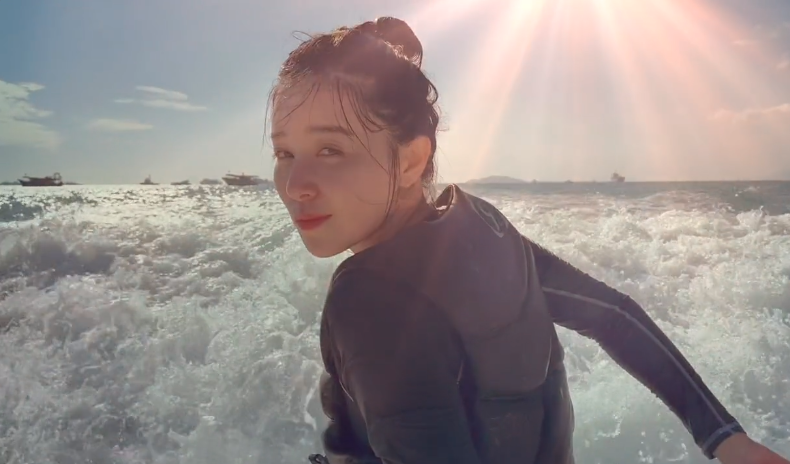 知名女星阚清子海边嗨玩！开豪车兜风超惬意，海边冲浪头发凌乱|阚清子|冲浪|豪车_新浪新闻