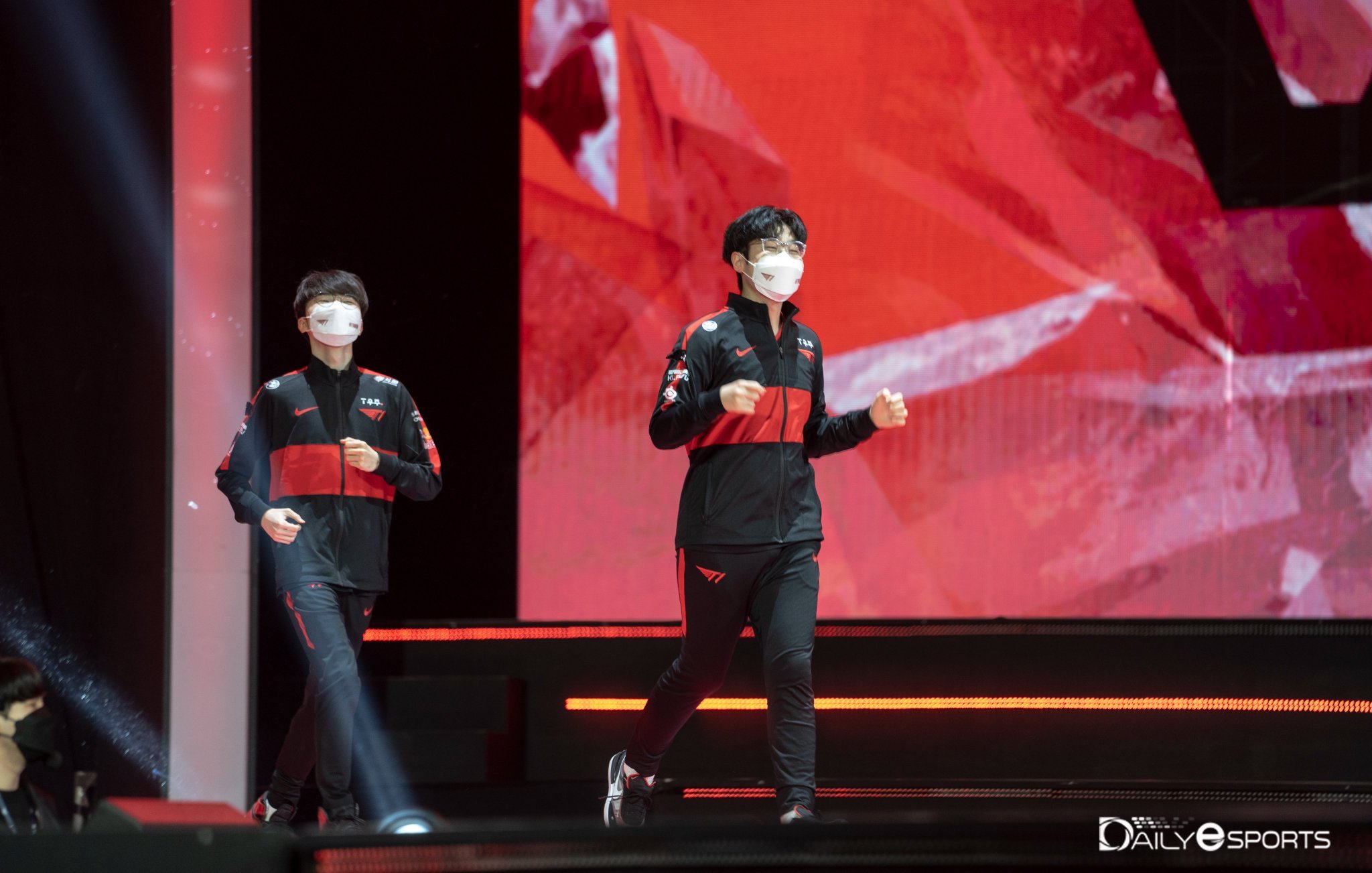 韩媒更新T1夺冠照片|夺冠|奖杯|连胜_新浪新闻