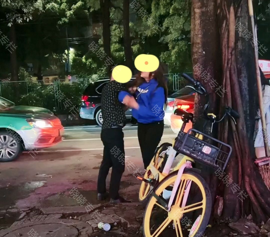 一对情侣在街头吵架,男子卑微地跪在女子面前:求求你原谅我好吗 财经头条