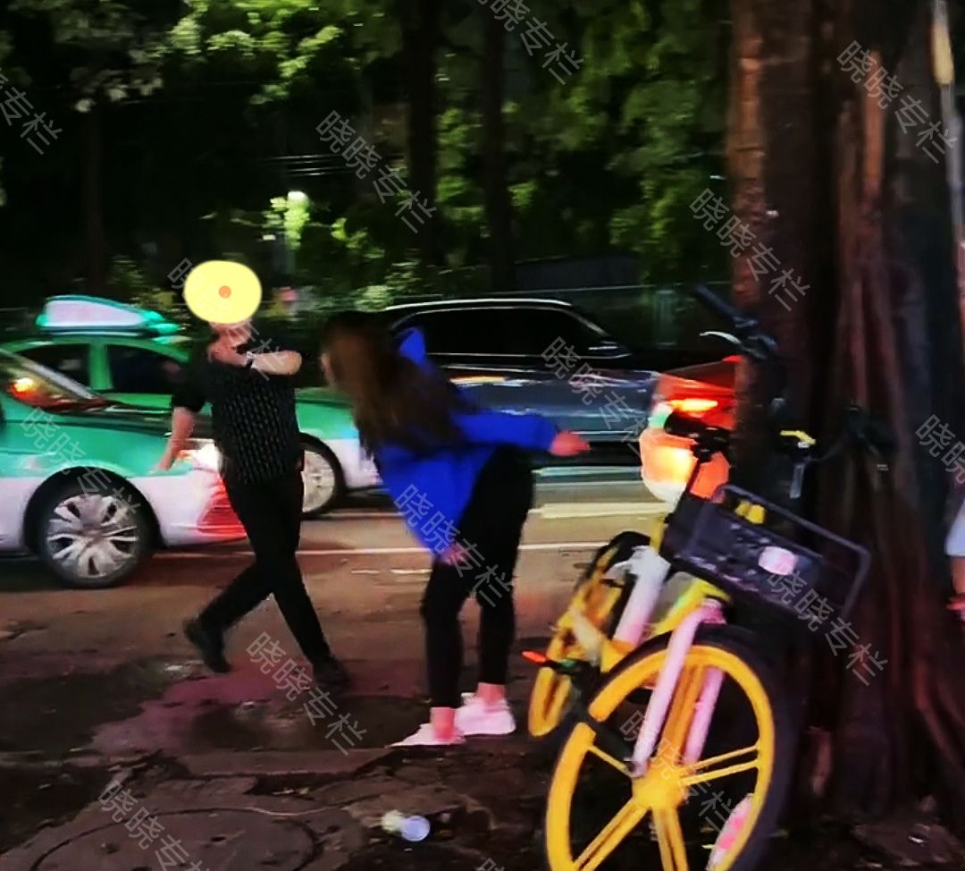 一对情侣在街头吵架,男子卑微地跪在女子面前:求求你原谅我好吗 财经头条
