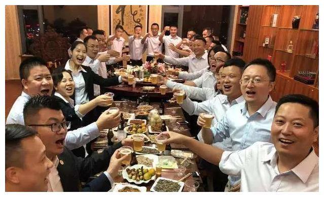 在饭局上,领导私下说 帮我喝酒”,傻子直接喝,聪明人学着做!财经头条