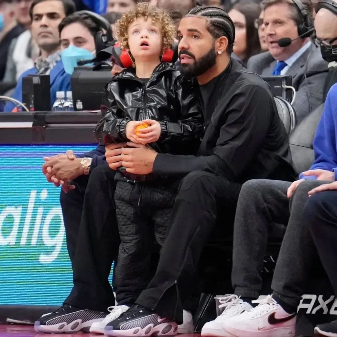 小老板上线！Drake与儿子观看NBA76人vs猛龙球赛|猛龙_新浪新闻