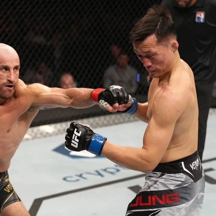 昨天，亚洲拳手再次冲击UFC冠军！硬汉表现赢得尊重|拳手|UFC冠军_新浪新闻