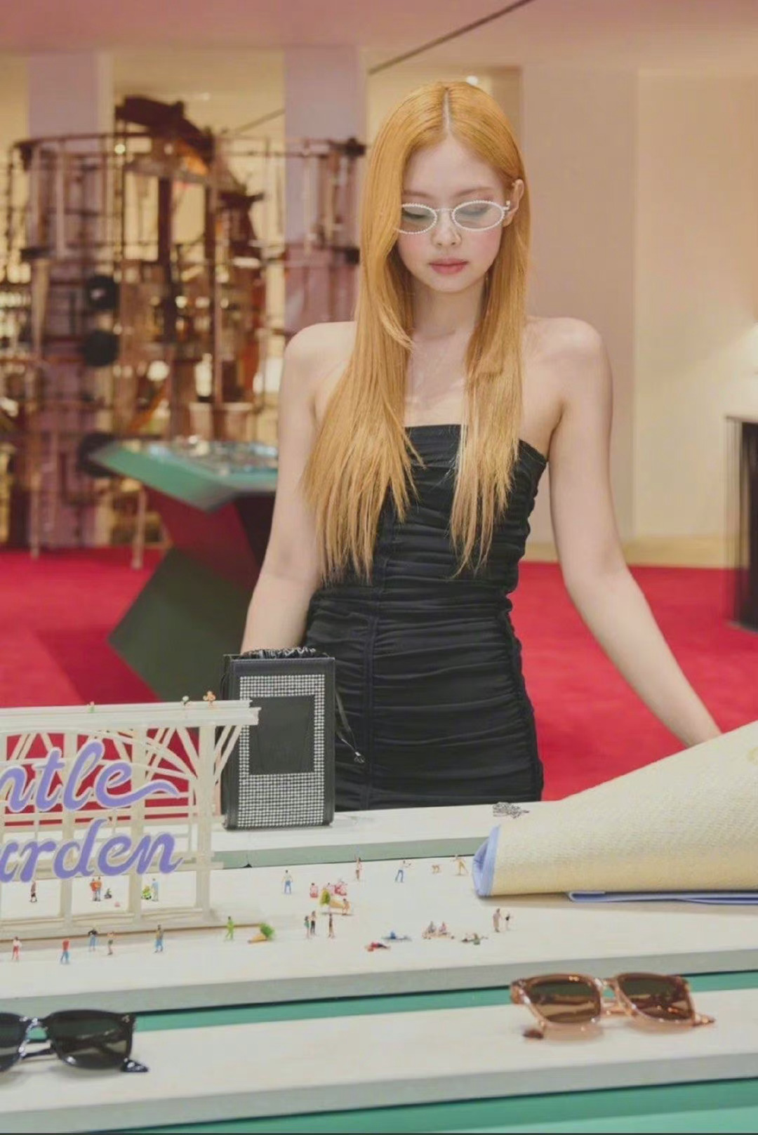 这是什么时尚弄潮儿～Jennie戴眼镜也太好看了吧！|眼镜|Jennie|同款_新浪新闻