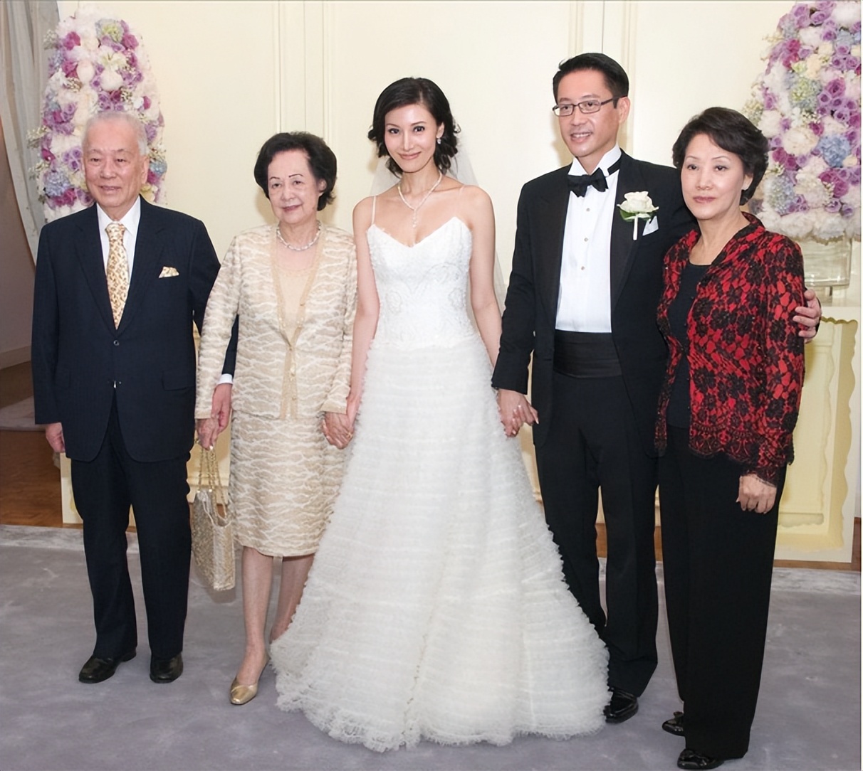 51岁李嘉欣晒唯美自拍！戴粉色墨镜气质不输少女，双手纤细秀戒指