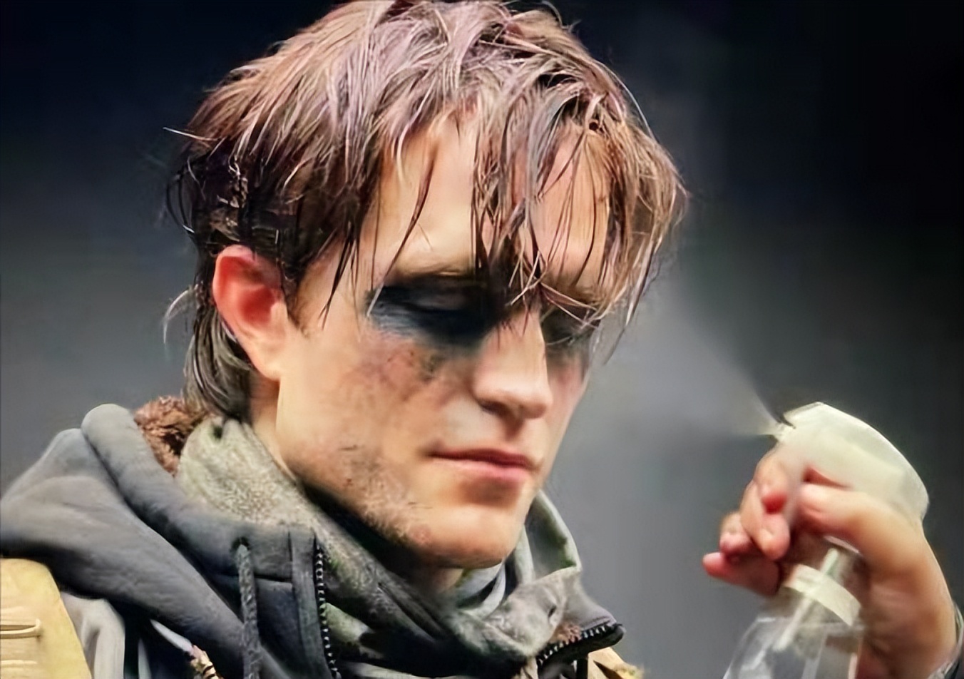 罗伯特帕丁森烟熏妆好欲，头发凌乱氛围感绝了，网友：我可以|里夫斯|烟熏妆|新蝙蝠侠_新浪新闻