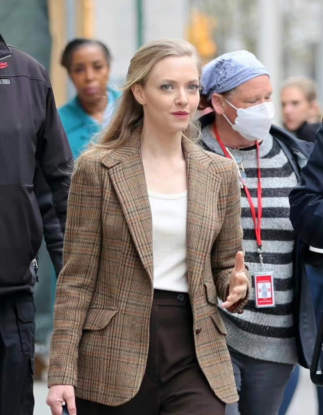 37岁阿曼达与荷兰弟搭档，新作围绕多重人格，片场照娇小可人