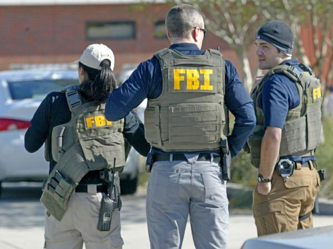 为FBI开门那一刻，女人才知共枕40年的老实人，还有一重身份|鲍比|谢丽尔|洛弗_新浪新闻