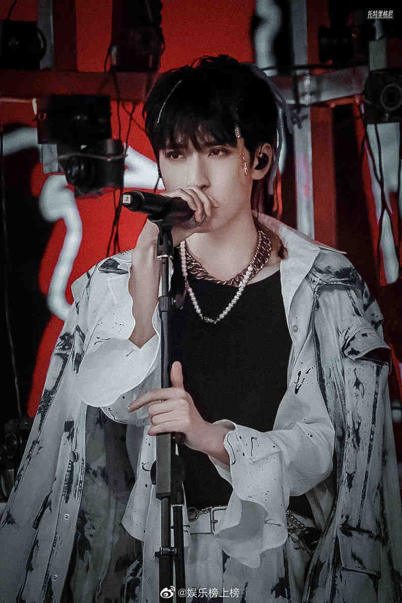 严浩翔舞台神图合集🈶️小熊那些被定格的绝美瞬间……|严浩翔|合集|舞台_新浪新闻