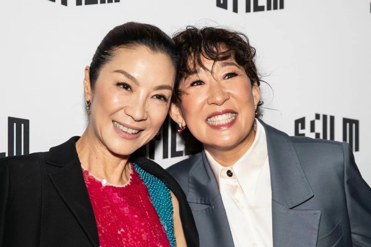 两大亚裔女星同框！59岁杨紫琼粉裙亮相气质佳，卷发吴珊卓超俏皮