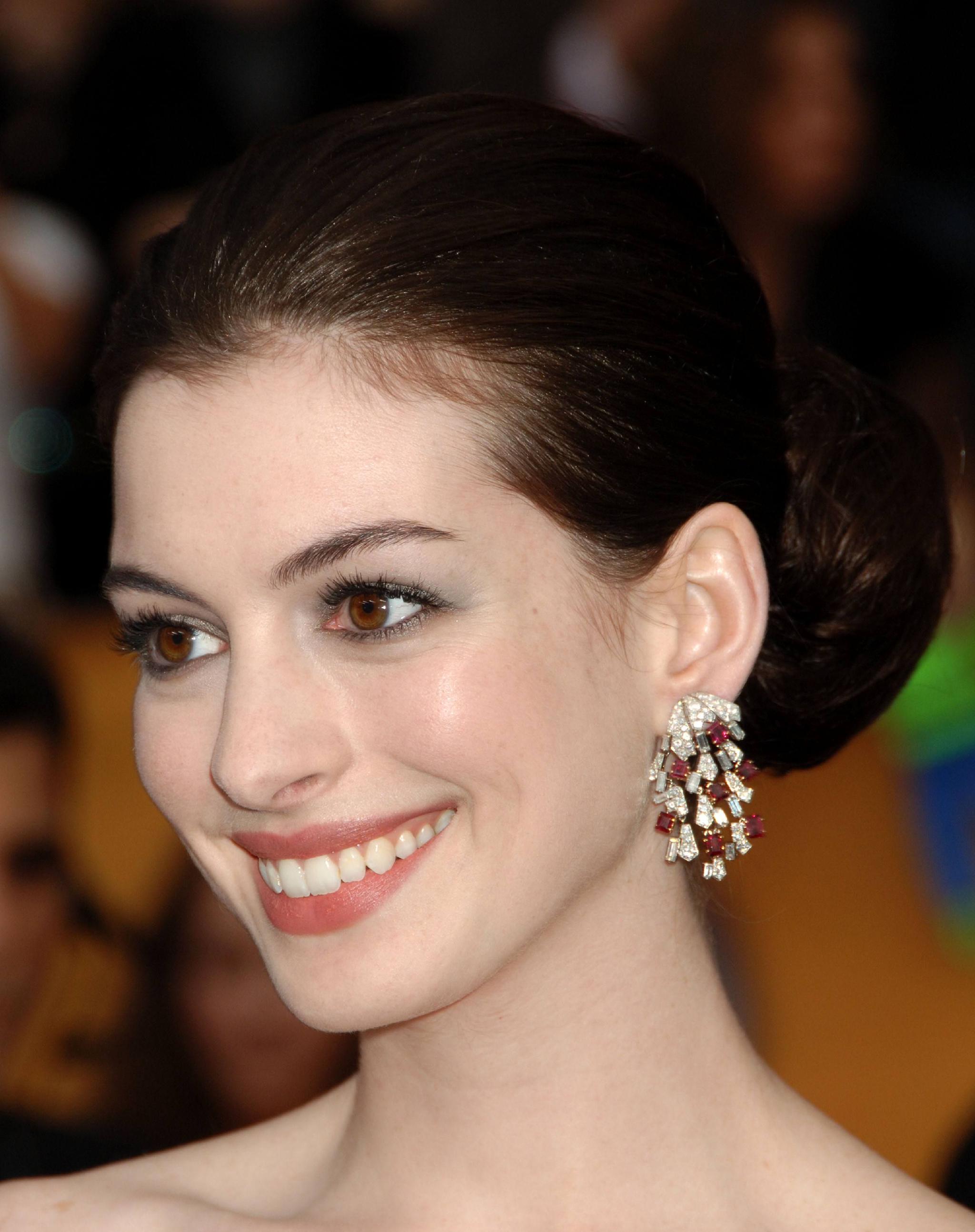 大眼女影星——安妮·海瑟薇|安妮·海瑟薇|大眼|红唇_新浪新闻