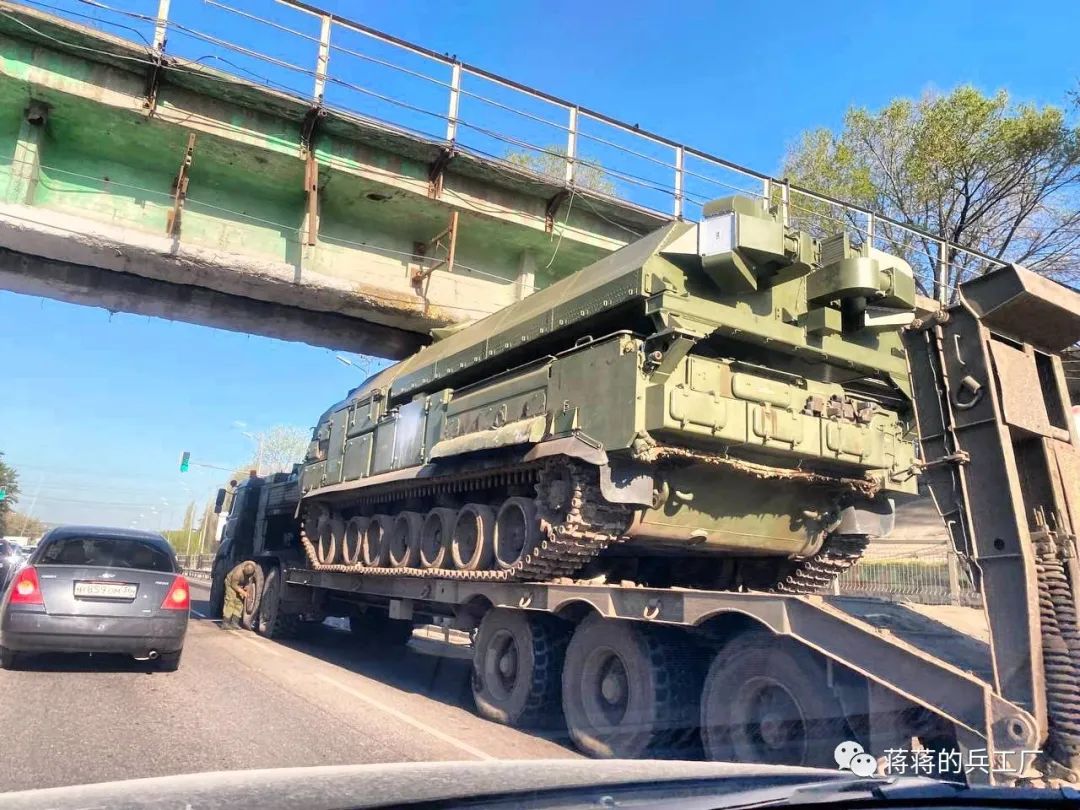 大桥卡住了俄军拖车上的反炮兵利器，1L260反炮兵雷达现身沃罗涅日