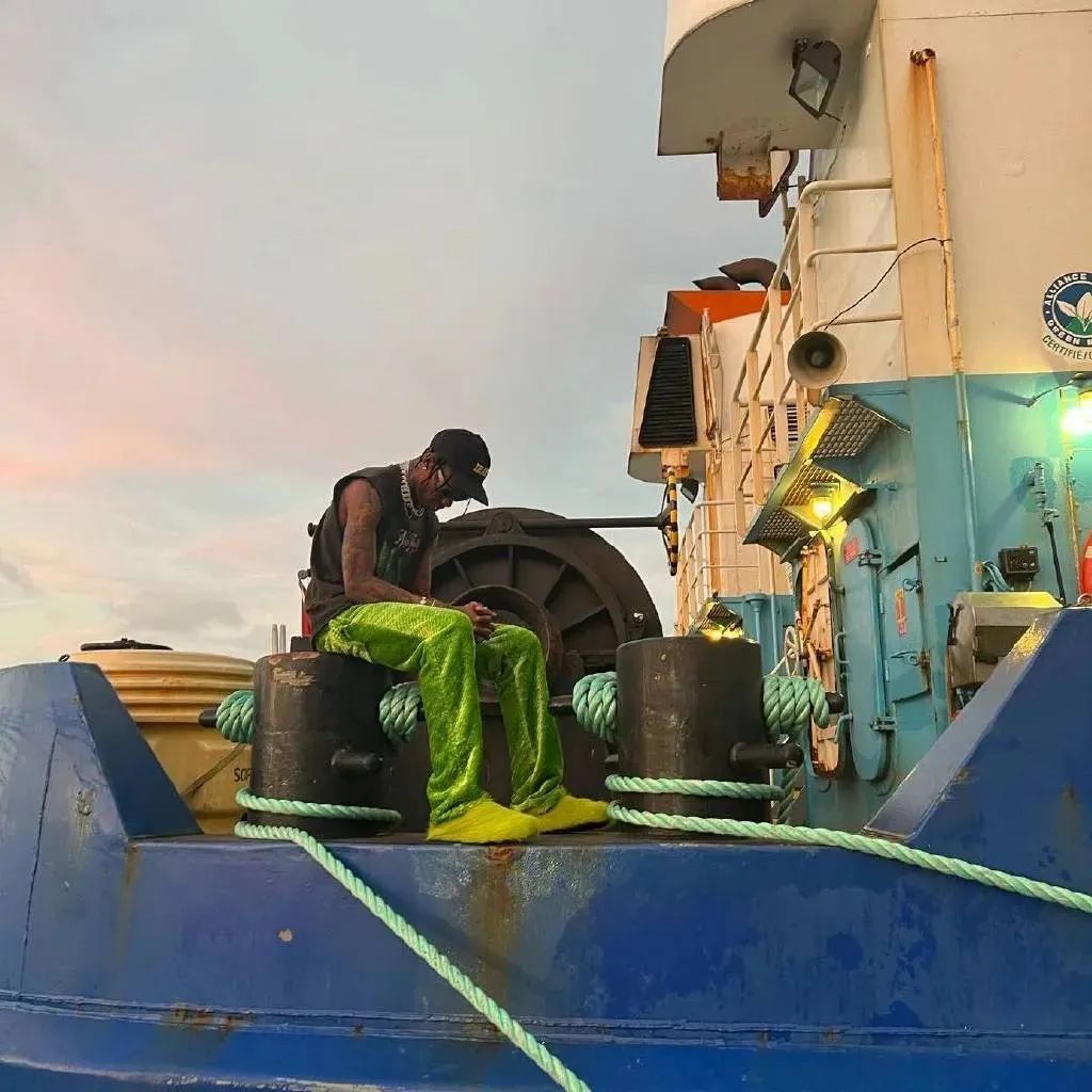 正式回归！Travis Scott更新一组新照片！_新浪新闻