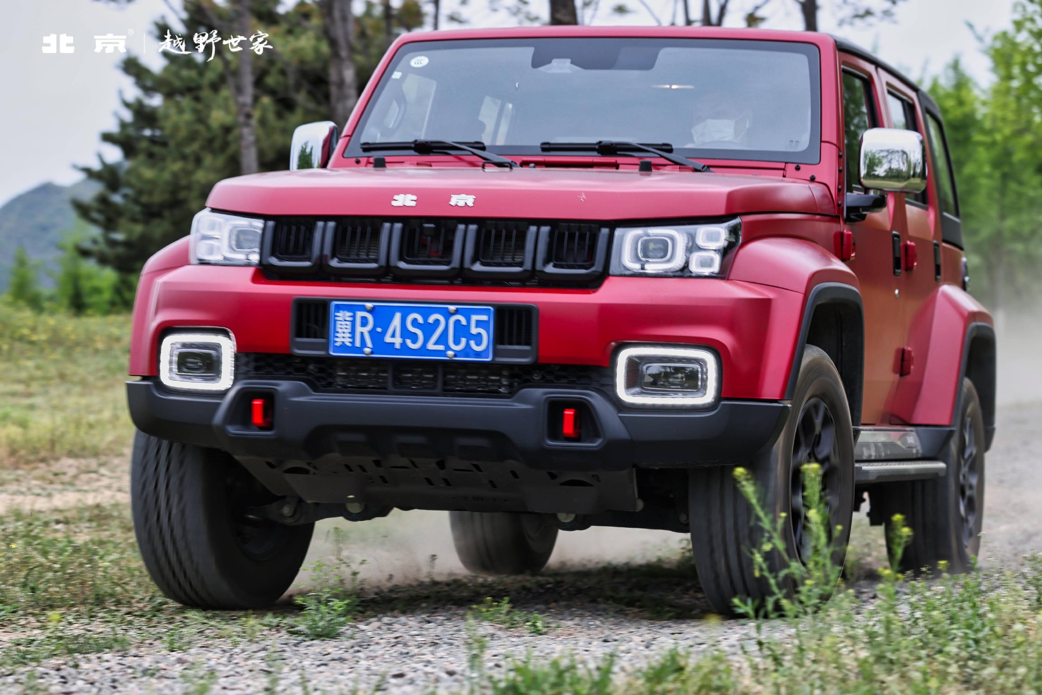 一箱油跑1000公里的硬派越野，BJ40刀锋英雄柴油版-新浪汽车