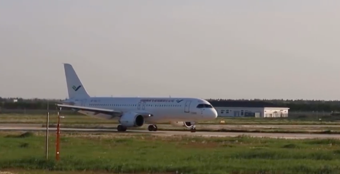 商飞C919首架交付机完成首次中低速滑行：东航今年预计接收3架|C919|东航_新浪新闻