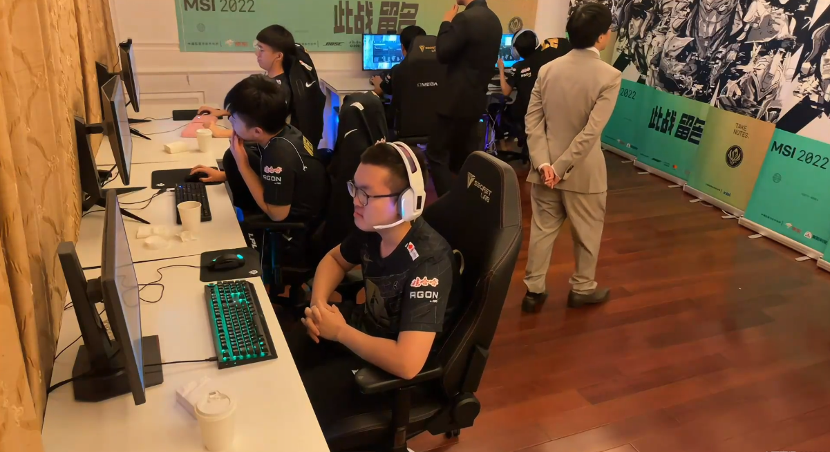 Bin哥“削发明志”登上热搜，正面照让人绷不住？全新“BIN宇宙”|rng|Bin|lpl_新浪新闻