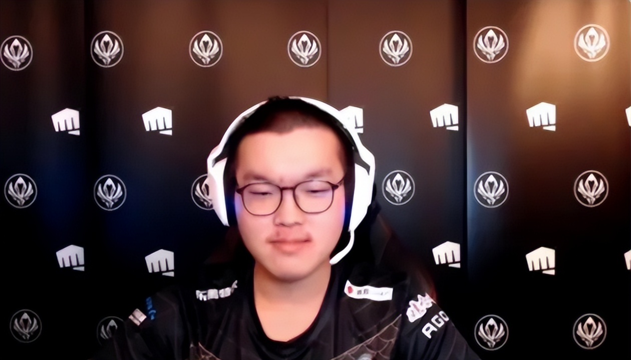 Bin哥“削发明志”登上热搜，正面照让人绷不住？全新“BIN宇宙”|rng|Bin|lpl_新浪新闻