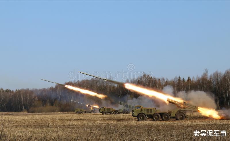 越来越猛！乌军持续性炮击顿涅茨克，220毫米重型火箭炮狂轰俄军