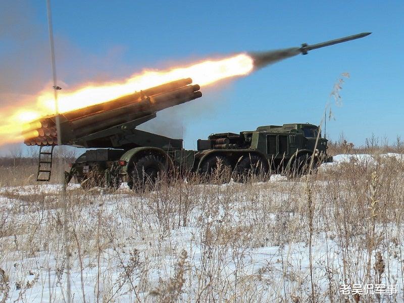 越来越猛！乌军持续性炮击顿涅茨克，220毫米重型火箭炮狂轰俄军