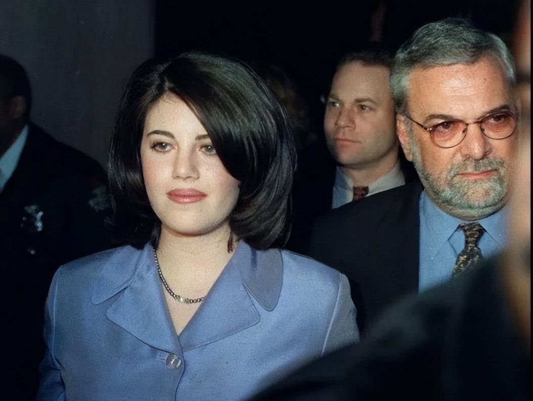 莱温斯基：22岁和39岁的克林顿第一次握手，忍不住心动，一脸崇拜|克林顿|莱温斯基|白宫_新浪新闻