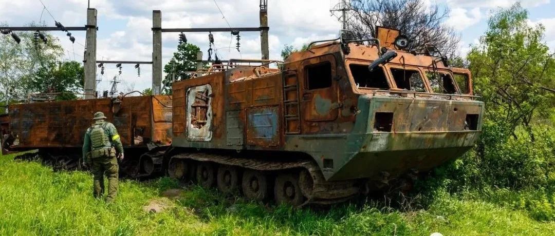俄军DT-30P全地形车被击毁，沼泽湖泊穿行自如，还能承载武器|俄军|全地形车|哈尔科夫_新浪新闻