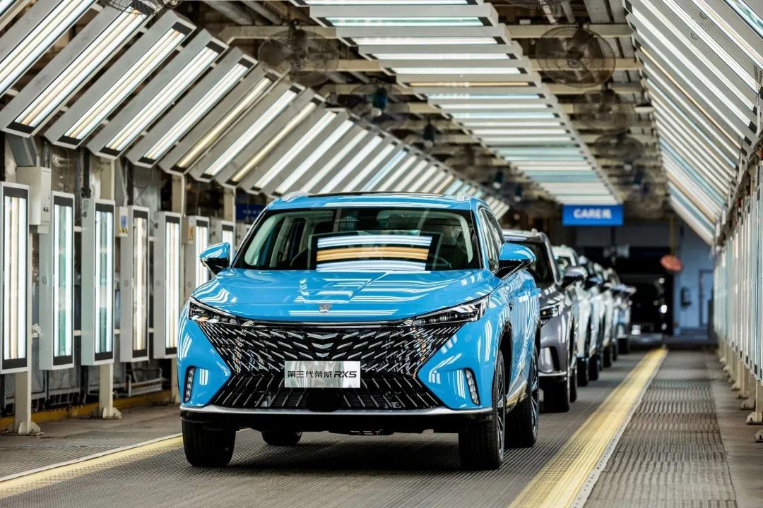 搭载全球首款 27 英寸 4K 滑移屏，第三代荣威RX5首台量产车下线__财经头条
