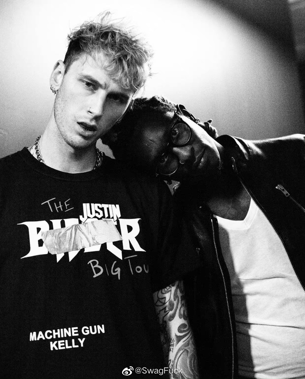 外媒报道 MGK出现在Young Thug听证会辩护！|Young Thug|MGK_新浪新闻