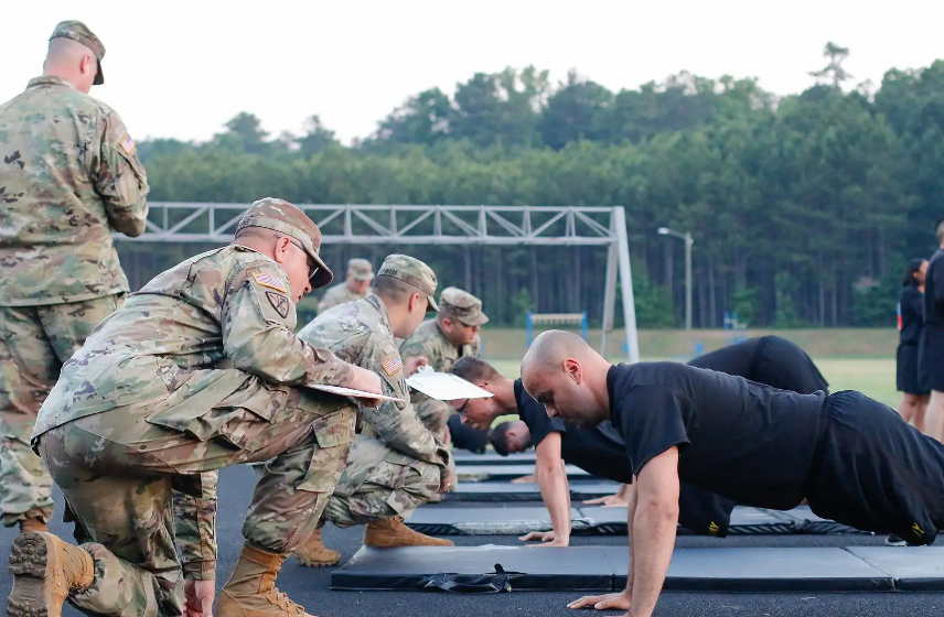 美军征兵陷入困境，阿汤哥也无力回天，拜登被迫压缩美军编制