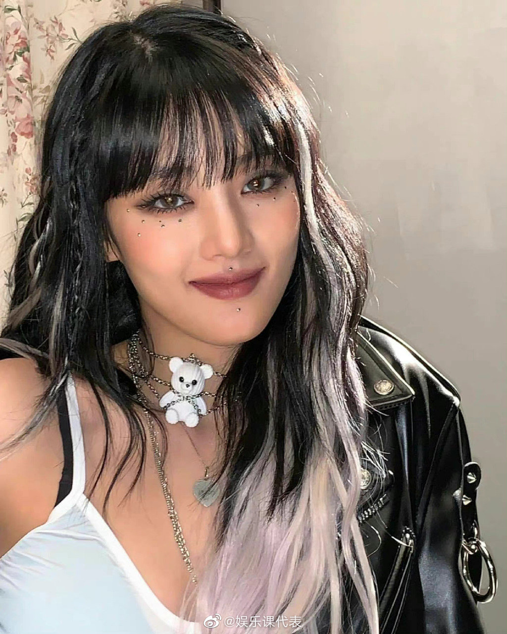 gidle成员Minnie更新社交平台，辣妹内搭加上皮衣……|辣妹|gidle|穿搭_新浪新闻