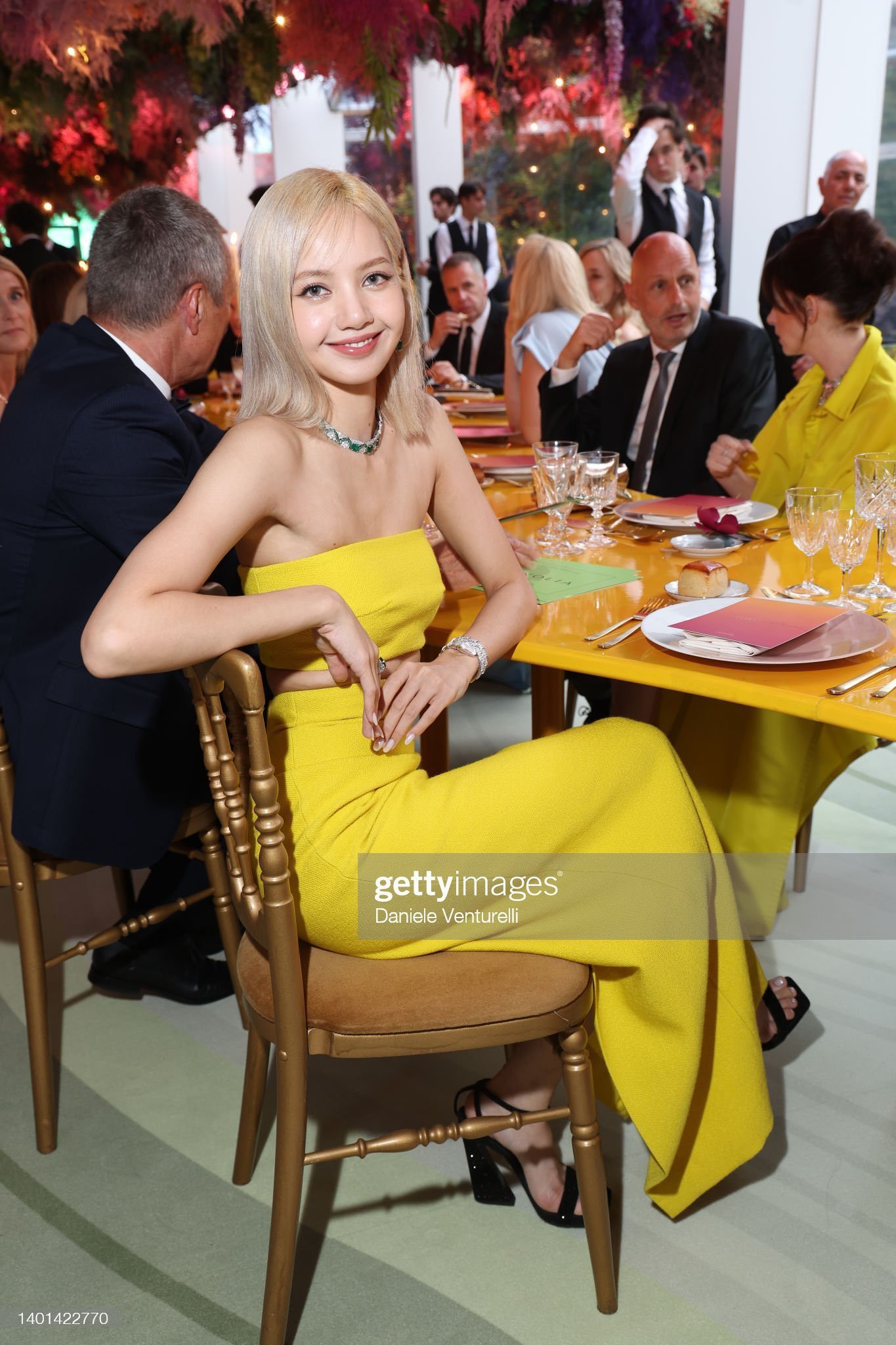 外媒镜头下的LISA怼脸照！皮肤状态好好，露额头造型好piu亮！|LISA|Lisa_新浪新闻